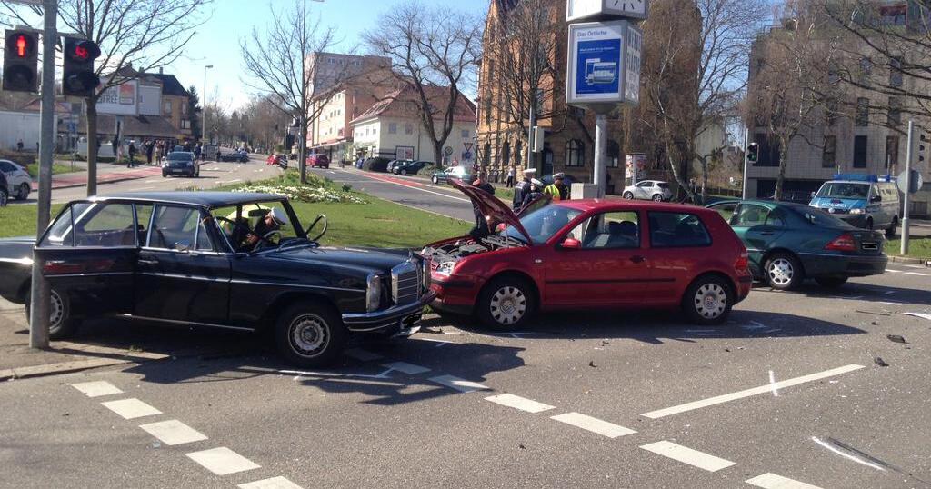 Schwerer Unfall mit drei Fahrzeugen - mehrere Verletzte - STIMME.de