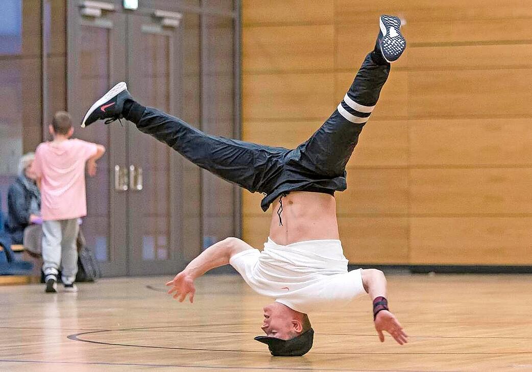Breakdance in Künzelsau: Aggressive Musik und akrobatische Moves ...