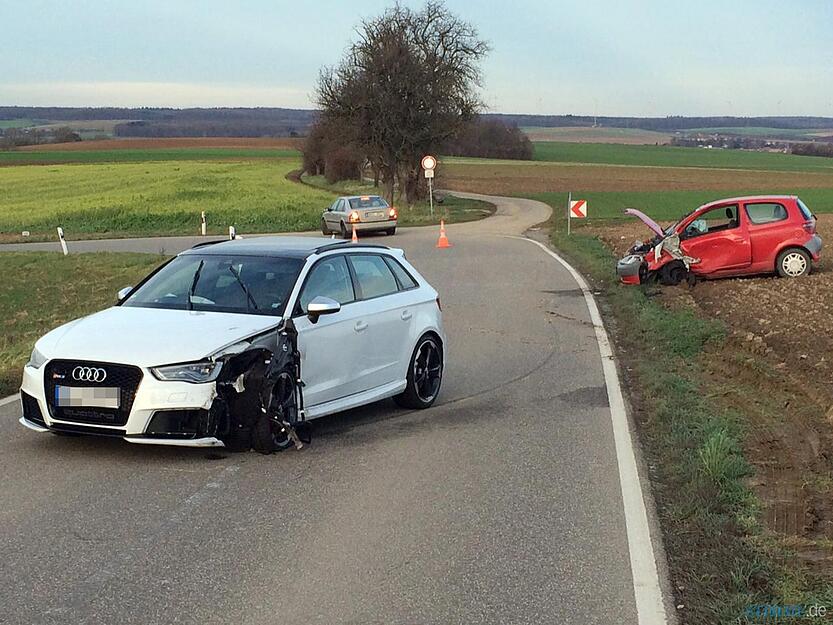 Frontalunfall bei Neuenstadt fordert zwei Verletzte | 22.12. - STIMME.de