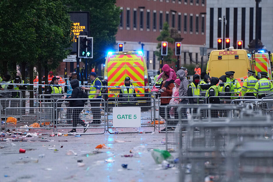 Auto fährt in Menschenmenge: Bilder zeigen Zustände in Liverpool - STIMME.de