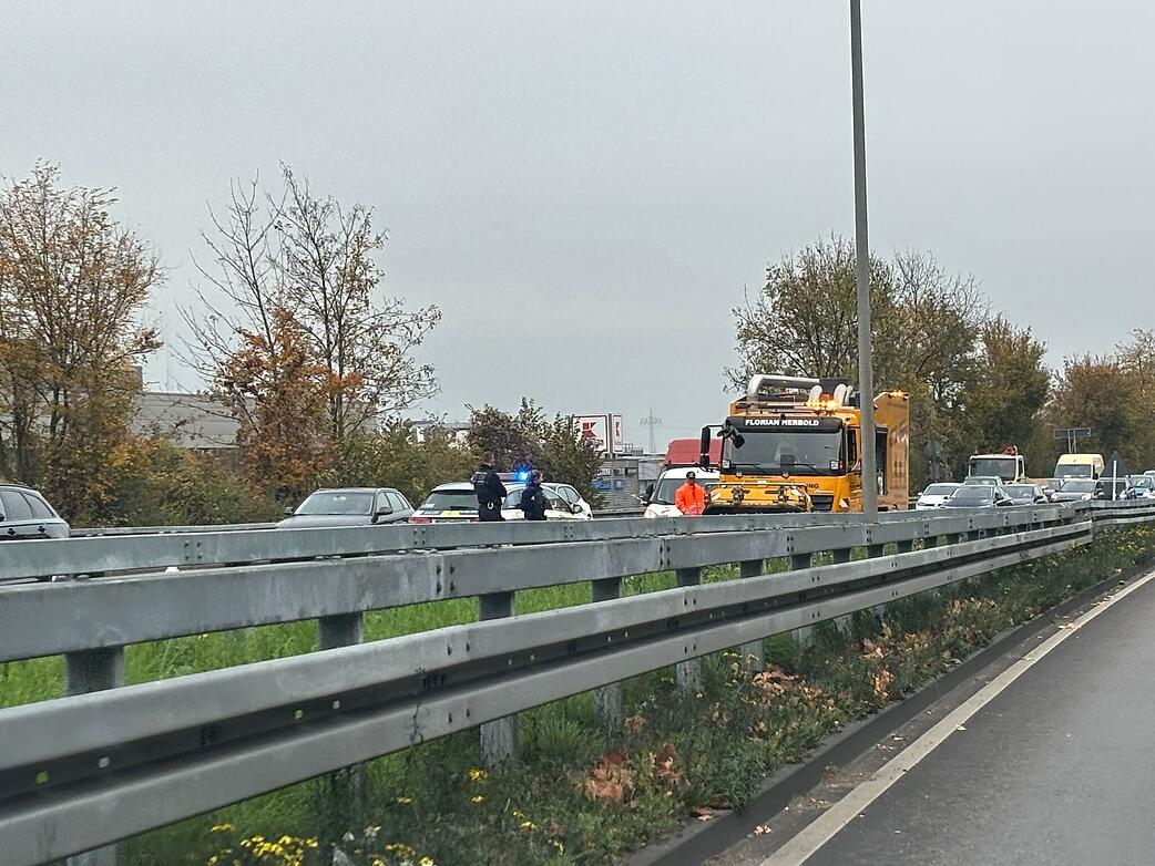 Unfall auf B27 in Heilbronn: Fünf Autos kollidiert – mehrere Personen verletzt - STIMME.de