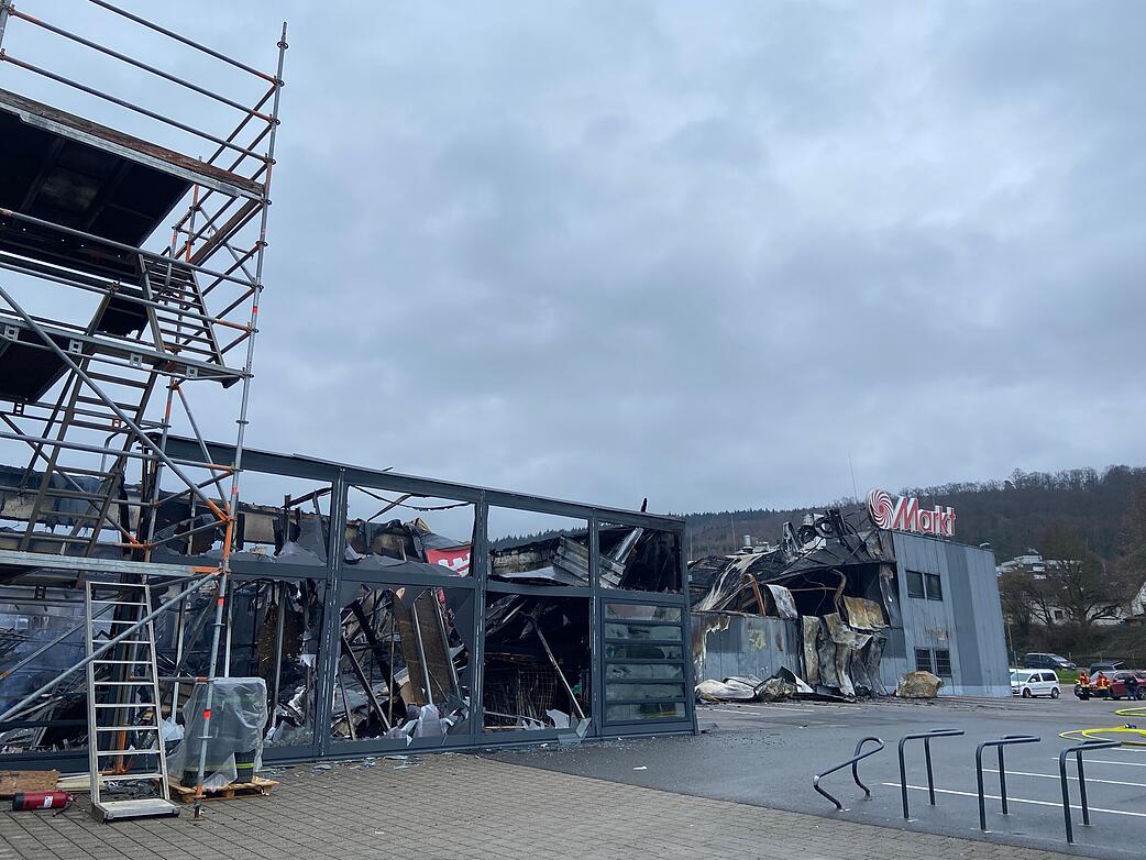 Geschäfte in Mosbach brennen aus – Bilder zeigen Ausmaß der Zerstörung ...