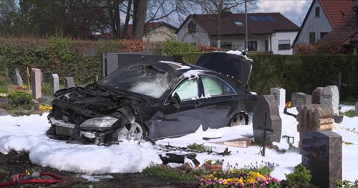 Auto in Flammen: Mercedes-Fahrer bei Unfall auf Friedhof in Gerlingen ...