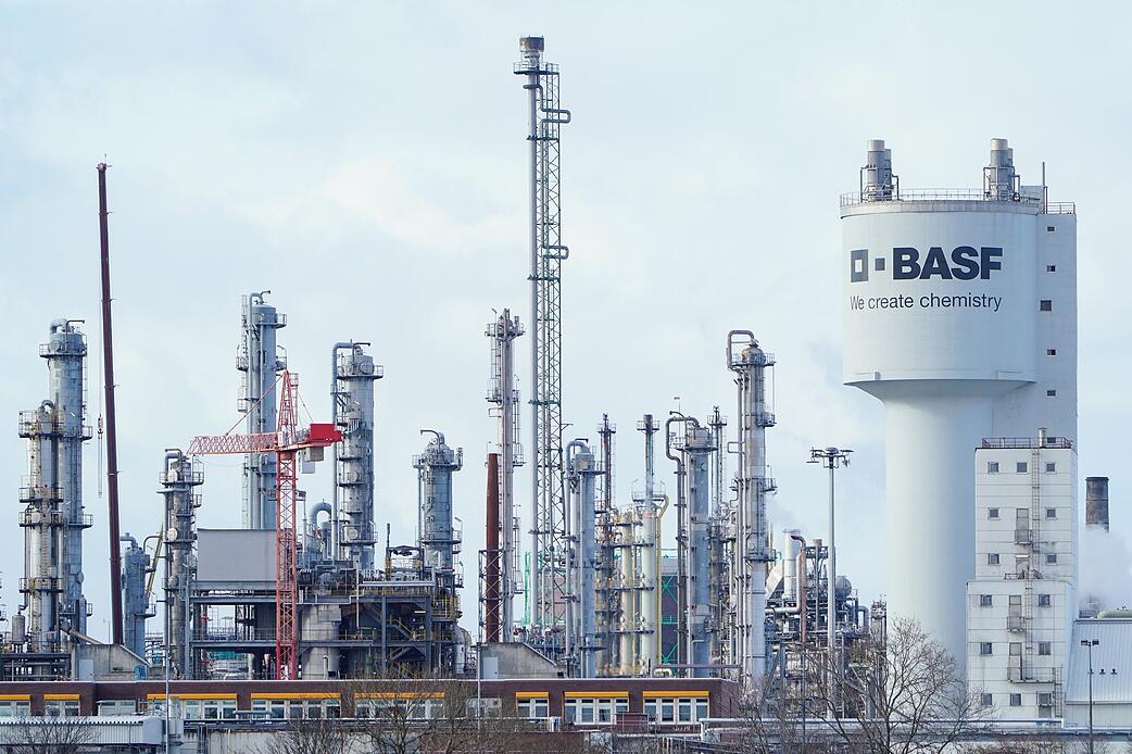 BASF blickt mit gedämpfter Zuversicht auf 2025 - STIMME.de