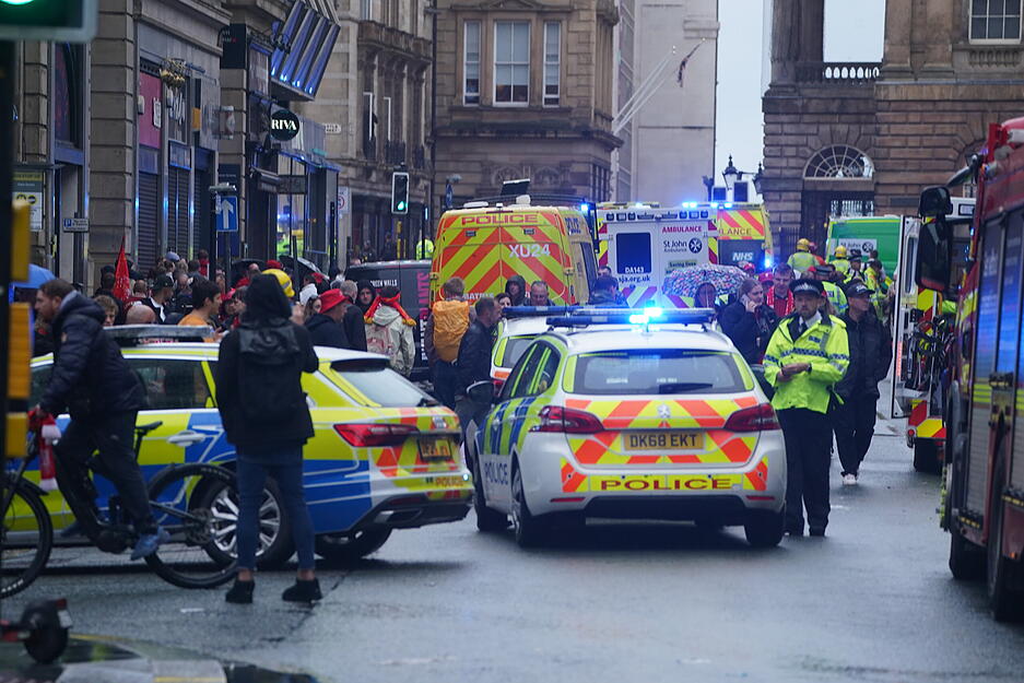 Auto fährt in Menschenmenge: Bilder zeigen Zustände in Liverpool - STIMME.de