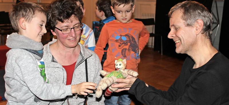 Laute Lacher, viel Applaus - STIMME.de