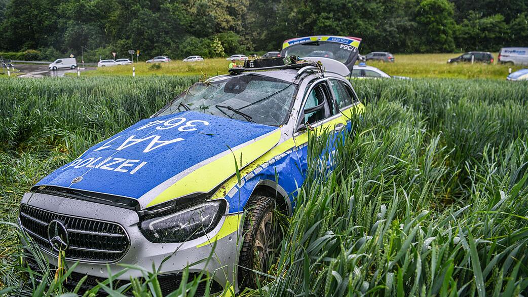 Polizisten werden bei Fahrt zu Unfall selbst verletzt - STIMME.de