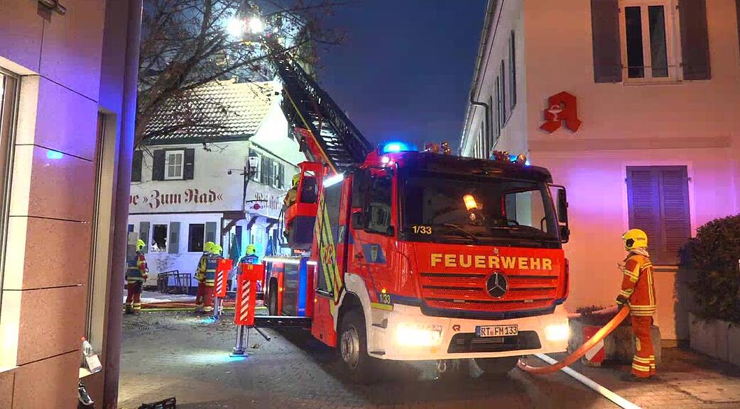 Großbrand in historischer Weinstube in Metzingen: Gebäude ist ...
