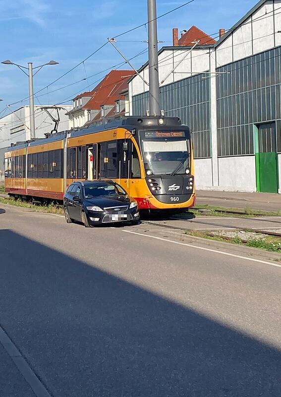 Auto kollidiert mit Stadtbahn in Heilbronn: Fahrer leicht verletzt - STIMME.de