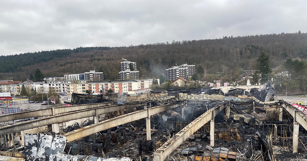 Großbrand zerstört Einkaufszentrum in Mosbach – sind Dacharbeiten ...