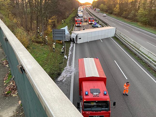 Unfall auf A6 zwischen Kupferzell und Neuenstein: Umgekippter Lkw blockiert Spuren Richtung ...
