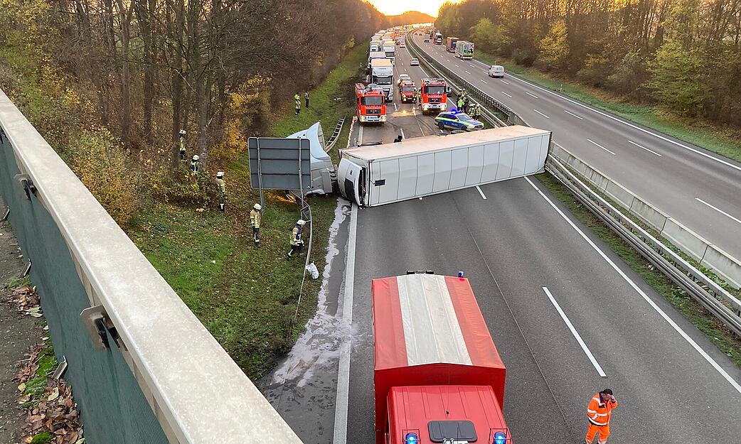 Unfall auf A6 zwischen Kupferzell und Neuenstein: Umgekippter Lkw blockiert Spuren Richtung ...