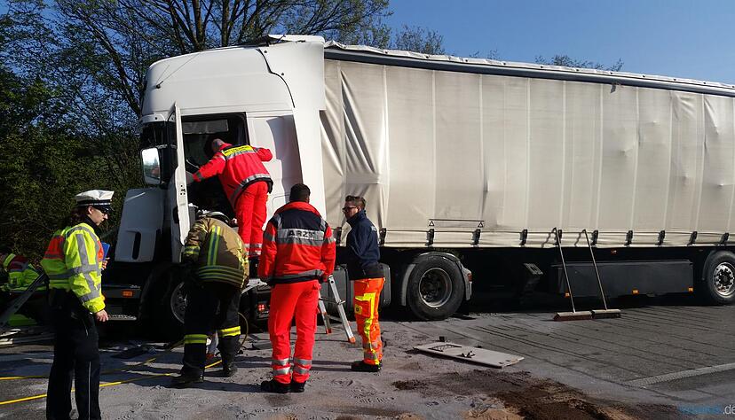 A6: Zwei Lastwagen kollidierten zwischen Bretzfeld und dem Weinsberger Kreuz - STIMME.de