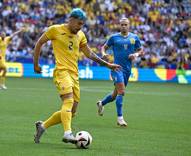 Rumäniens Andrei Ratiu sorgt mit blauen Haaren für Aufsehen - STIMME.de