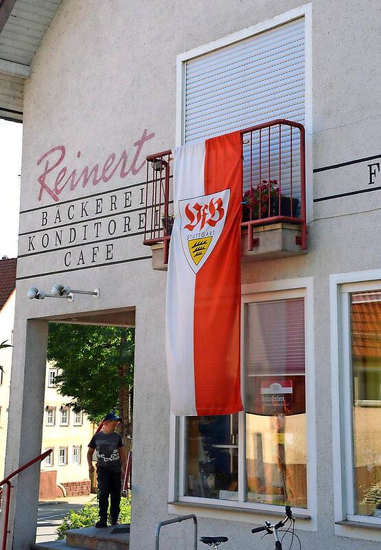 Weinreben und Fußballfahnen - STIMME.de