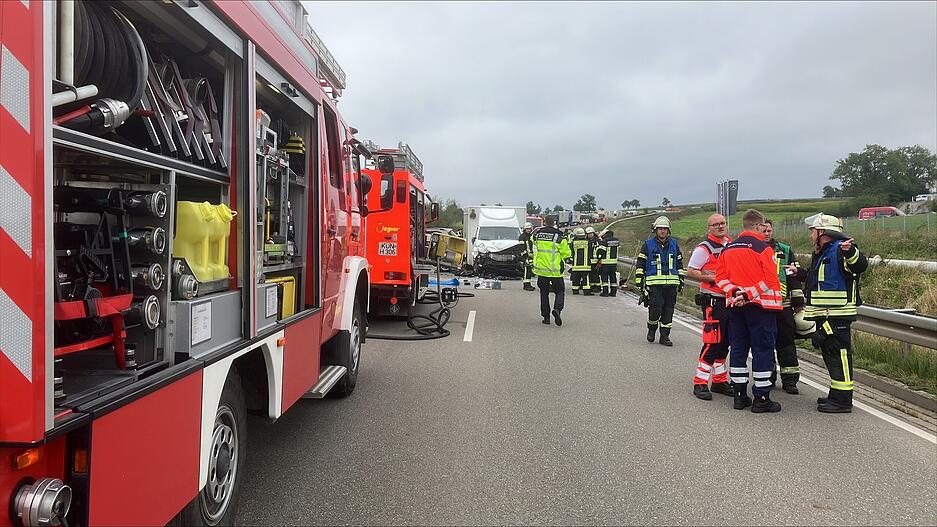 Zusammenstoß von drei Autos auf B19 bei Kupferzell endet tödlich – Bilder von der Unfallstelle ...