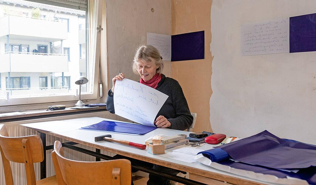 Schreiben, was nicht lesbar ist: Eva-Maria Schön bei der Neuen Kunst im ...