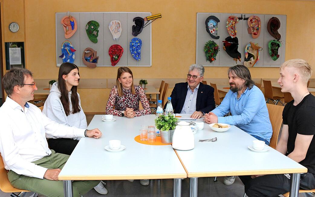 Gleich in den Beruf oder zunächst an die Uni? Studien- und ...