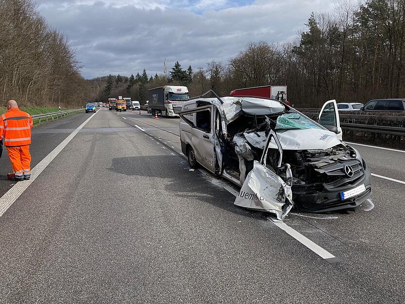 Unfall auf A81: Kleintransporter kracht gegen Lkw - STIMME.de