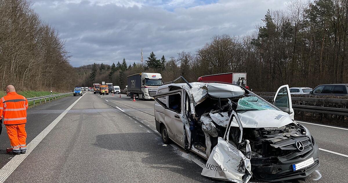 Unfall auf A81: Kleintransporter kracht gegen Lkw - STIMME.de