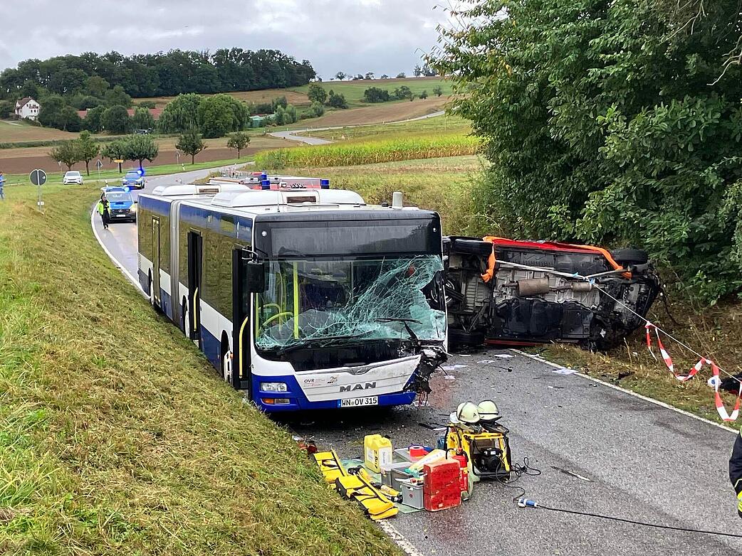 Tödlicher Verkehrsunfall mit Bus bei Langenbrettach – K2009 stundenlang ...