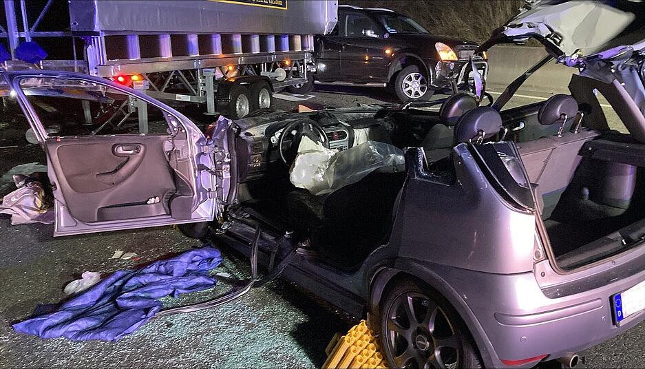 Schwerer Unfall auf der A6 bei Bad Rappenau – Auto prallt gegen Anhänger - STIMME.de