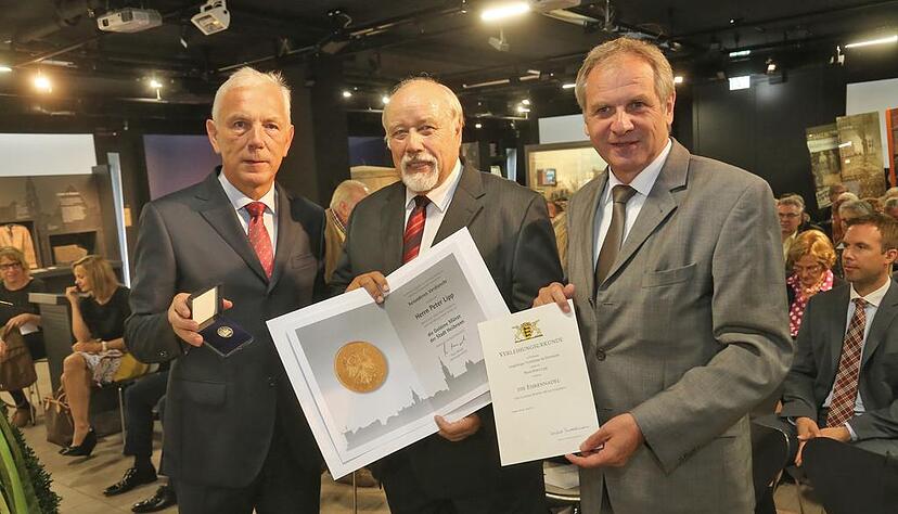 Landesehrennadel und Goldene Münze der Stadt Heilbronn an Peter Lipp ...