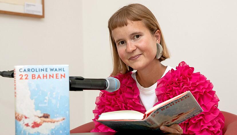 Caroline Wahl stellt im Literaturhaus ihren Debütroman "22 Bahnen" vor ...