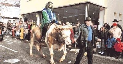 Feiernde Menge und hüpfende Autos - STIMME.de