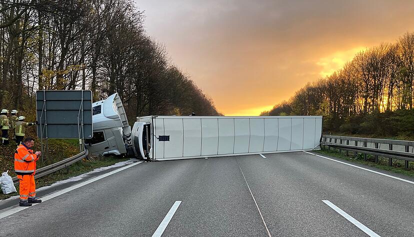 Unfall auf A6 zwischen Kupferzell und Neuenstein: Umgekippter Lkw blockiert Spuren Richtung ...