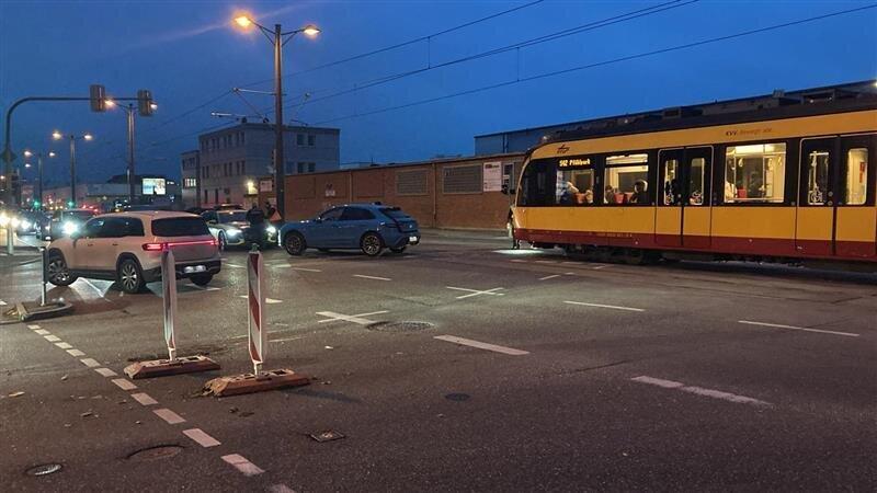 Porsche kollidiert mit Stadtbahn in Heilbronn: Verkehrschaos im Industriegebiet - STIMME.de