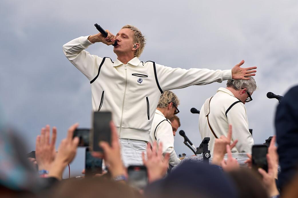 Kraftklub-Sänger wünscht sich klarerer Kante gegen Rechts - STIMME.de