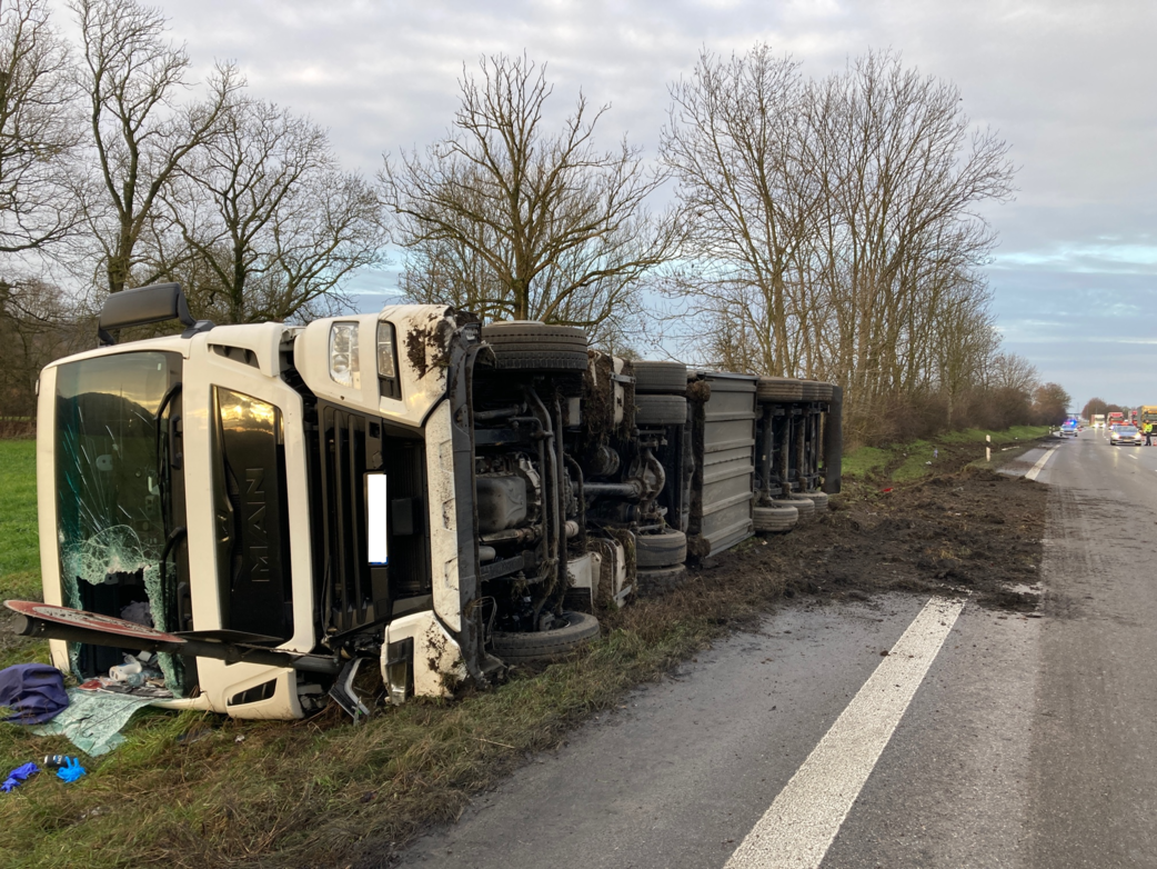 Lkw kippt auf A6 bei Neuenstein um - STIMME.de