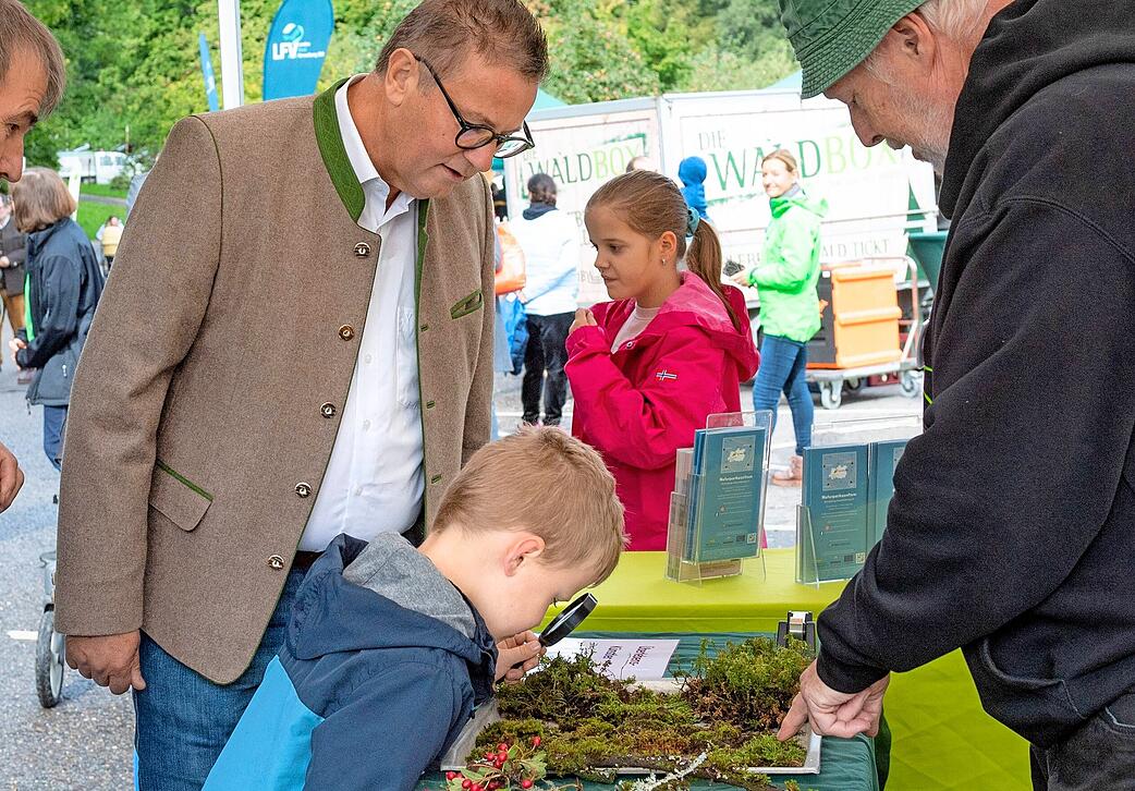 Minister Hauk und Sohn spüren beim Walderlebnistag in Zaberfeld der ...