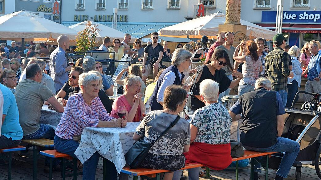 Hochbetrieb auf dem Weindorf in Neckarsulm: Wengerter kommen kaum zum ...
