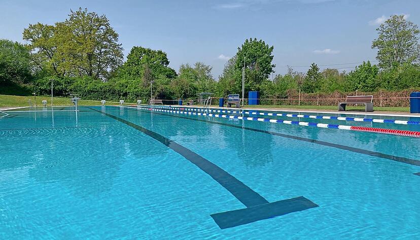 Wetterbedingt verhaltener Saisonstart im Rappsodie-Freibad in Bad ...
