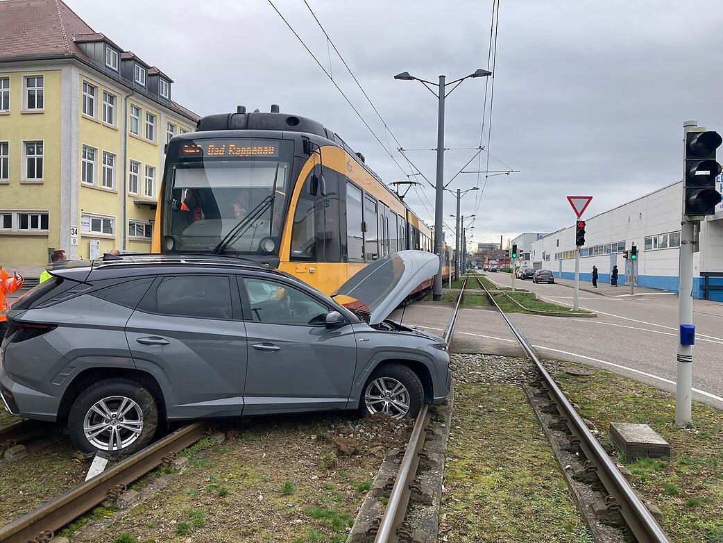 Stadtbahn prallt gegen Auto – zwei Leichtverletzte bei Unfall in Heilbronn - STIMME.de