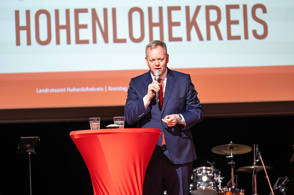 Matthias Neth übergibt an neuen Hohenloher Landrat Ian Schölzel - STIMME.de