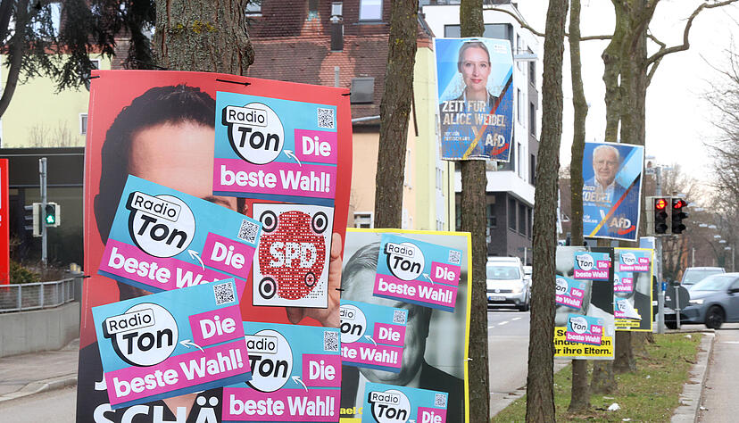 Radio Ton klebt Aufkleber auf Wahlplakate: Was hinter der Aktion steckt ...