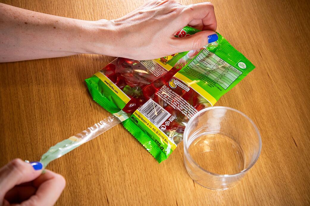 Fruchtgummi-Tüte dank Trick clever öffnen und verschließen? - STIMME.de