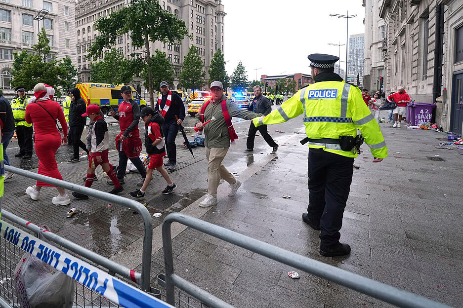 Auto fährt in Menschenmenge: Bilder zeigen Zustände in Liverpool - STIMME.de